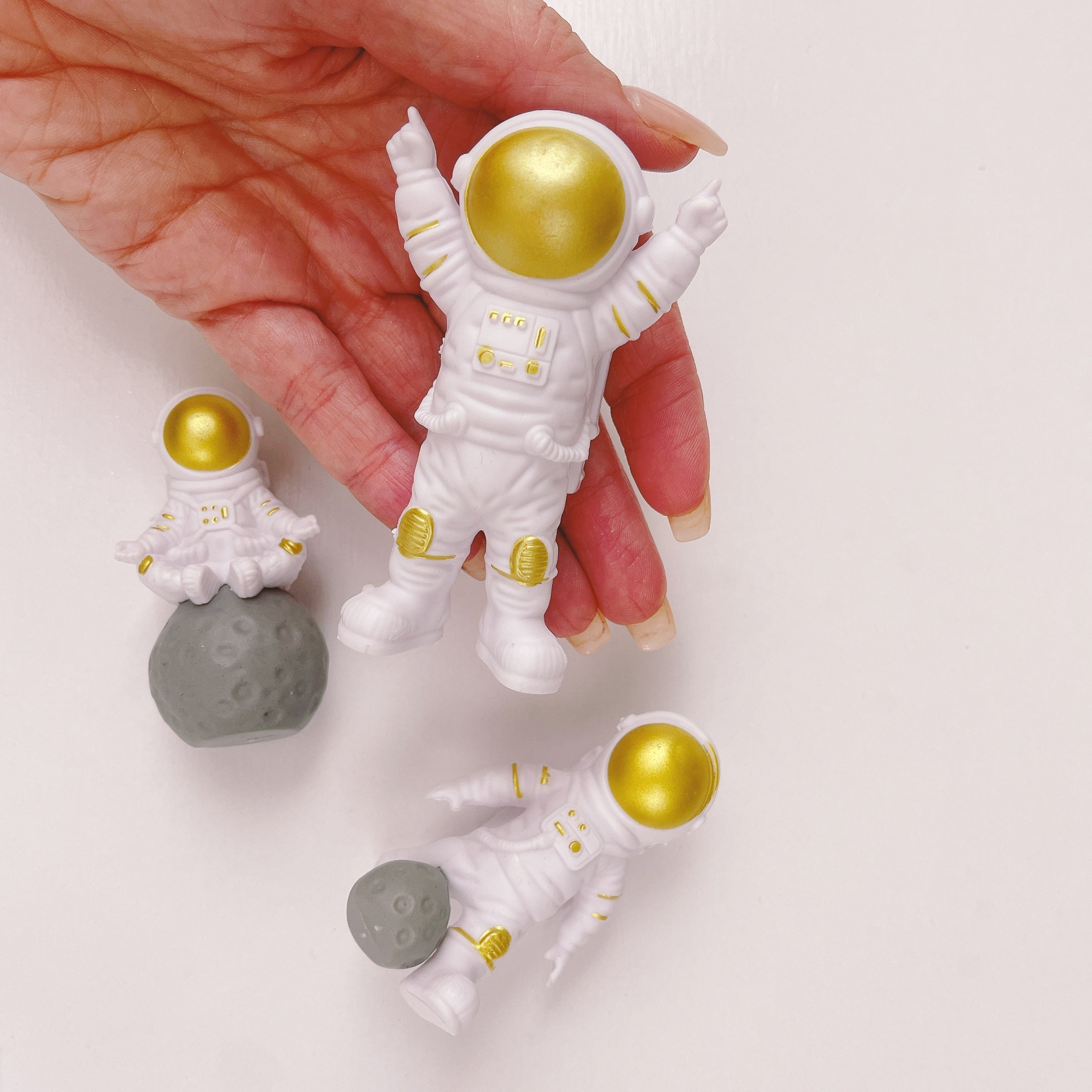 3 Piece Astronaut Toppers Various Colours – Moreish Cakes