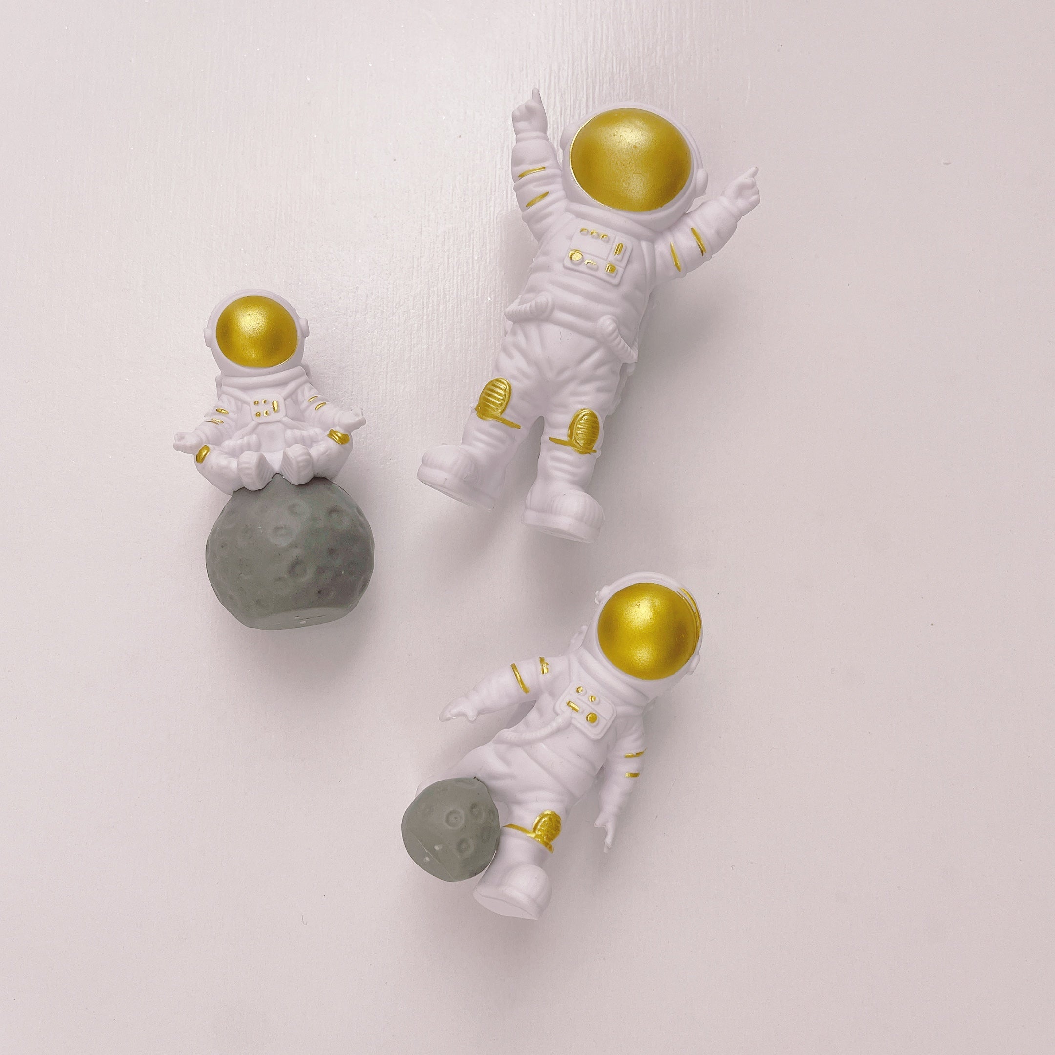 3 Piece Astronaut Toppers Various Colours – Moreish Cakes
